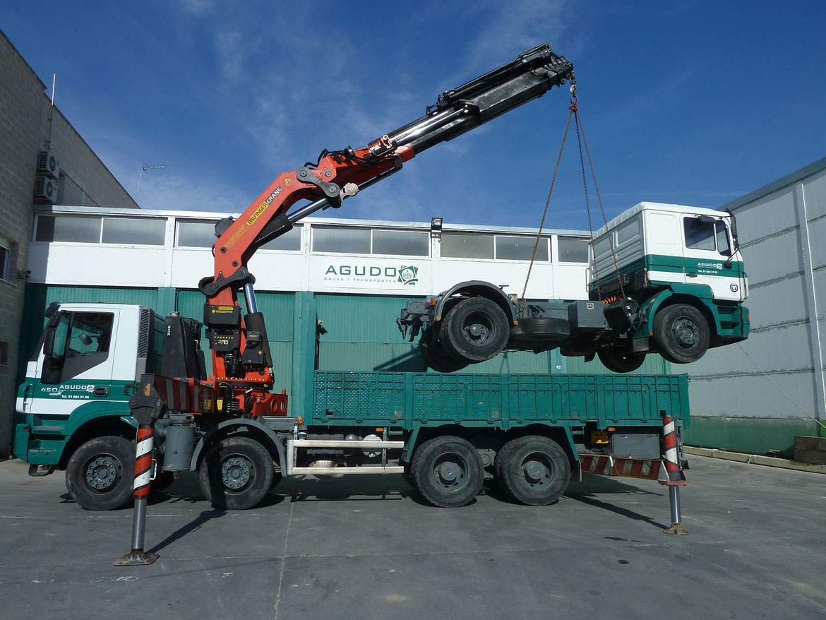 Alquiler de camión grúa PK 90 Tn/m - Grúas Agudo